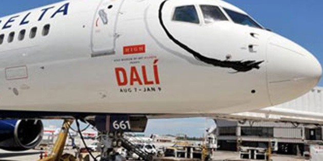 Decoran avión con bigotes de Dalí | El Informador