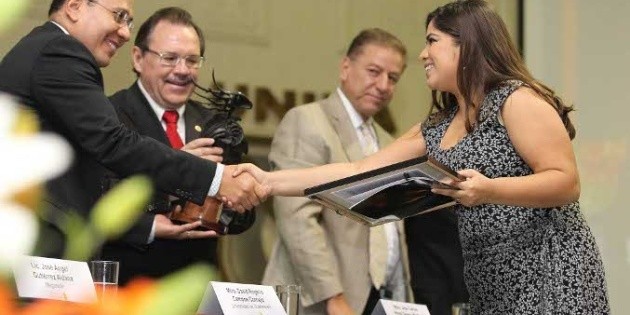 Zaira Ramírez recibe Premio Jalisco de Periodismo | El Informador