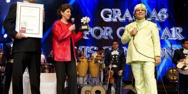Recibe Juan Gabriel la Dalia de Plata por 40 años de trayectoria | El ...