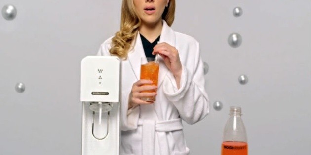 El burbujeante escándalo de Scarlett Johansson | El Informador