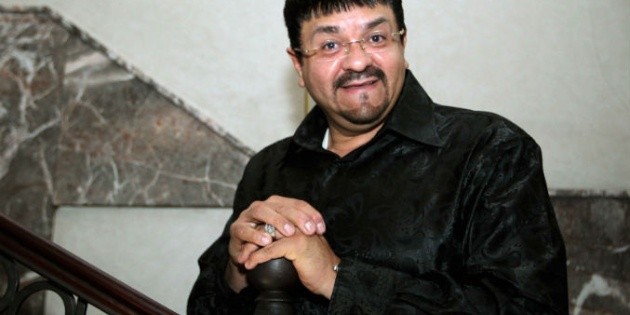 Omar Alonso y sus amigos comediantes se presentan con éxito en el ...