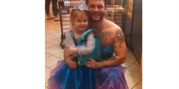 Tío se viste de 'Elsa' para llevar a su sobrina al cine | El Informador