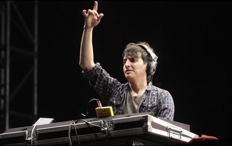 Gil Cerezo, de Kinky, ameniza pasarela como DJ | El Informador Gil Cerezo, de Kinky, ameniza pasarela como DJ | El Informador