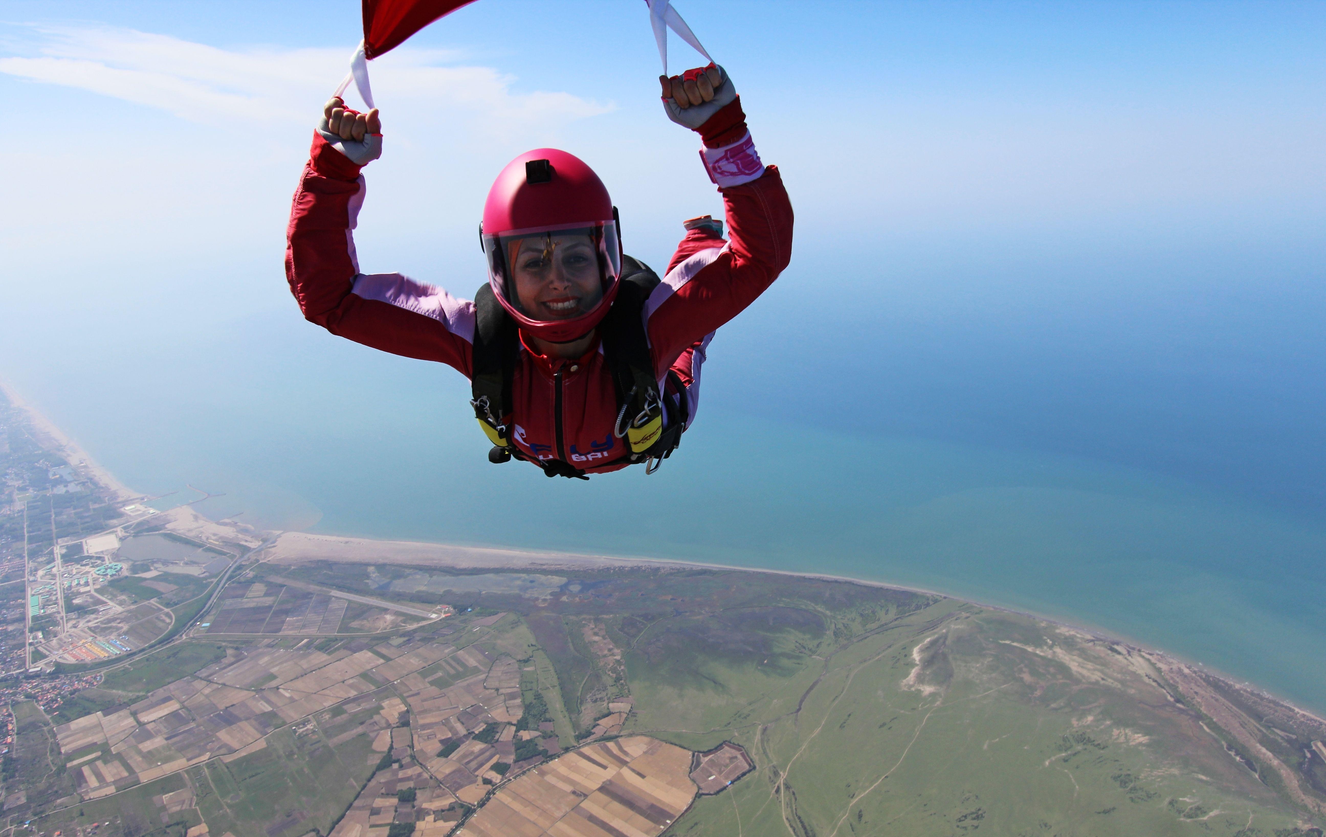 Una paracaidista se lanza contra estereotipos en Irán | El Informador