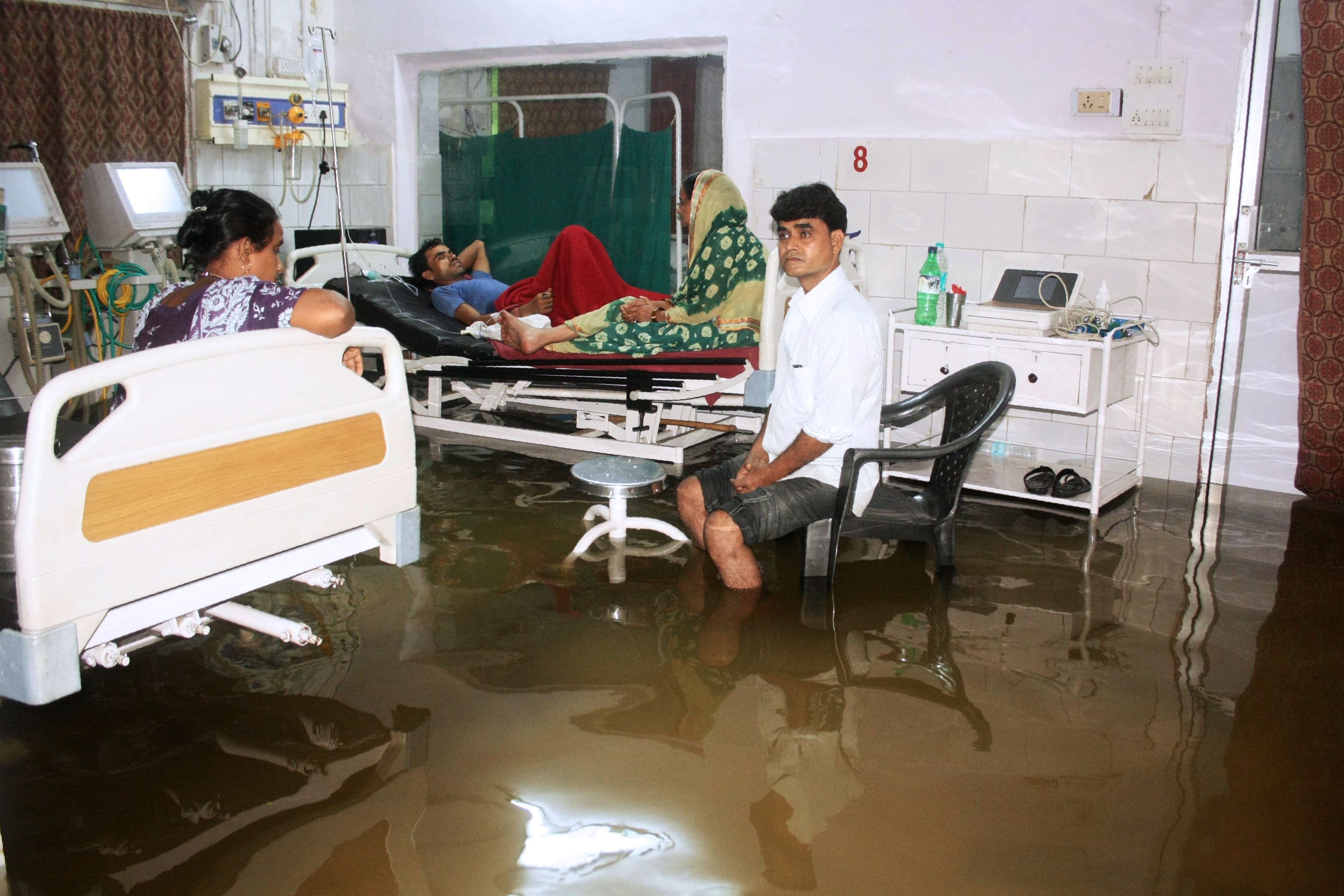 "Pescan" en hospital tras inundaciones en India | El Informador