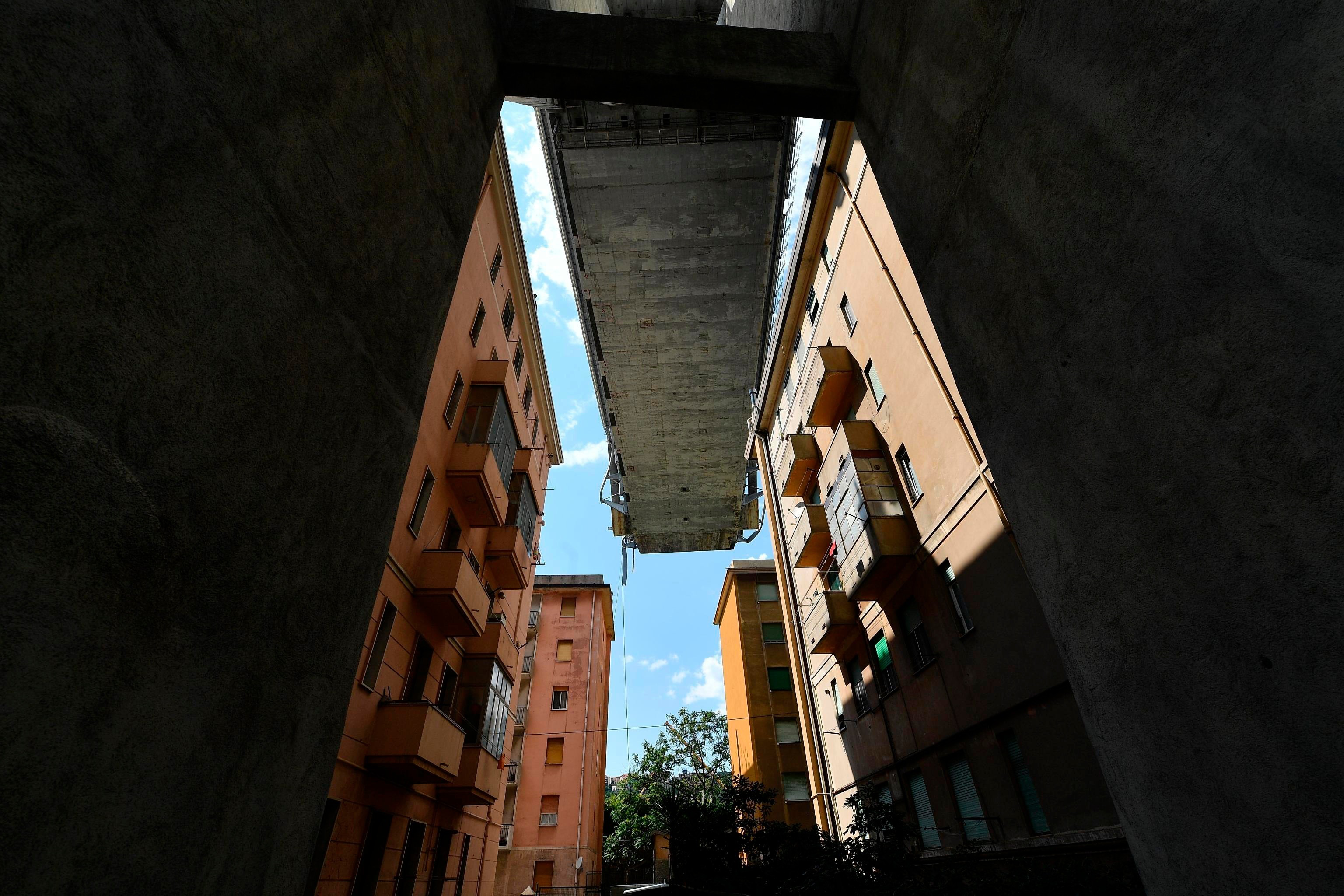 Fotogalería: Inhabitables, casas bajo puente derrumbado en Génova | El ...