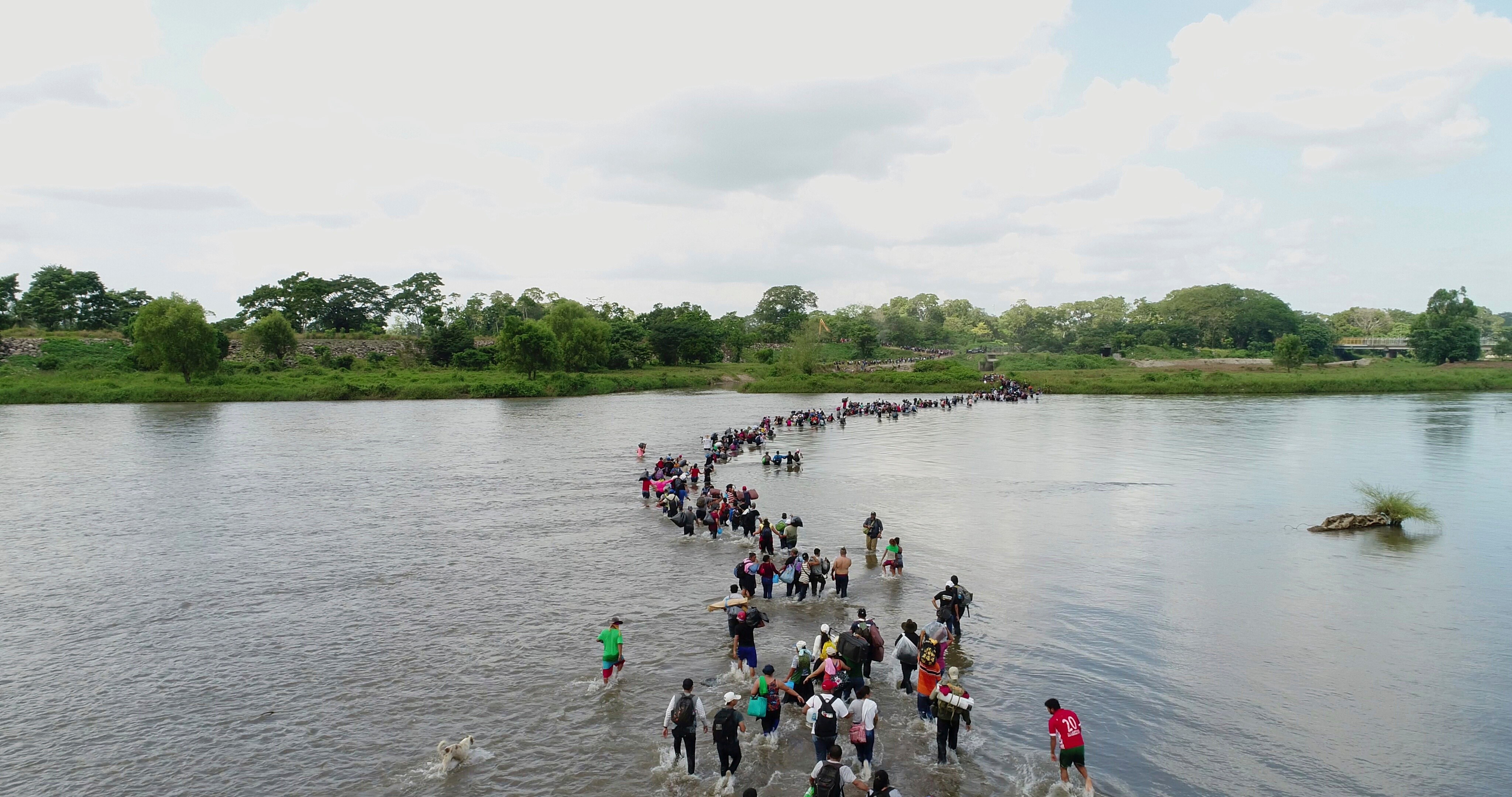 Migrantes cruzan el río Suchiate en su camino a EU | El Informador