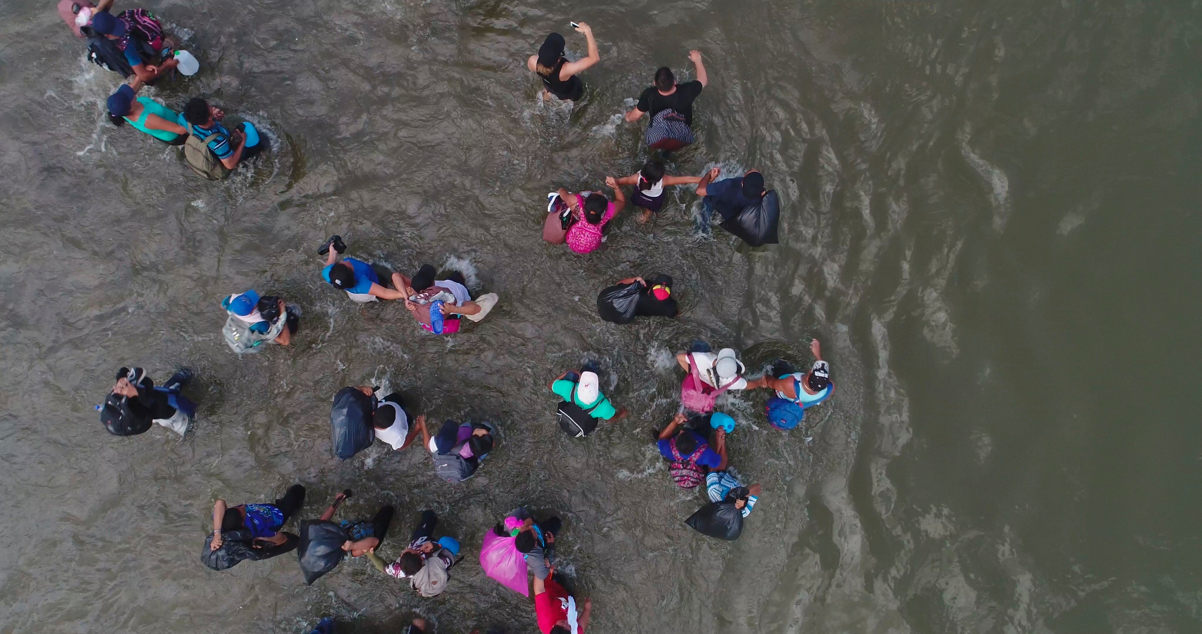 Migrantes cruzan el río Suchiate en su camino a EU | El Informador