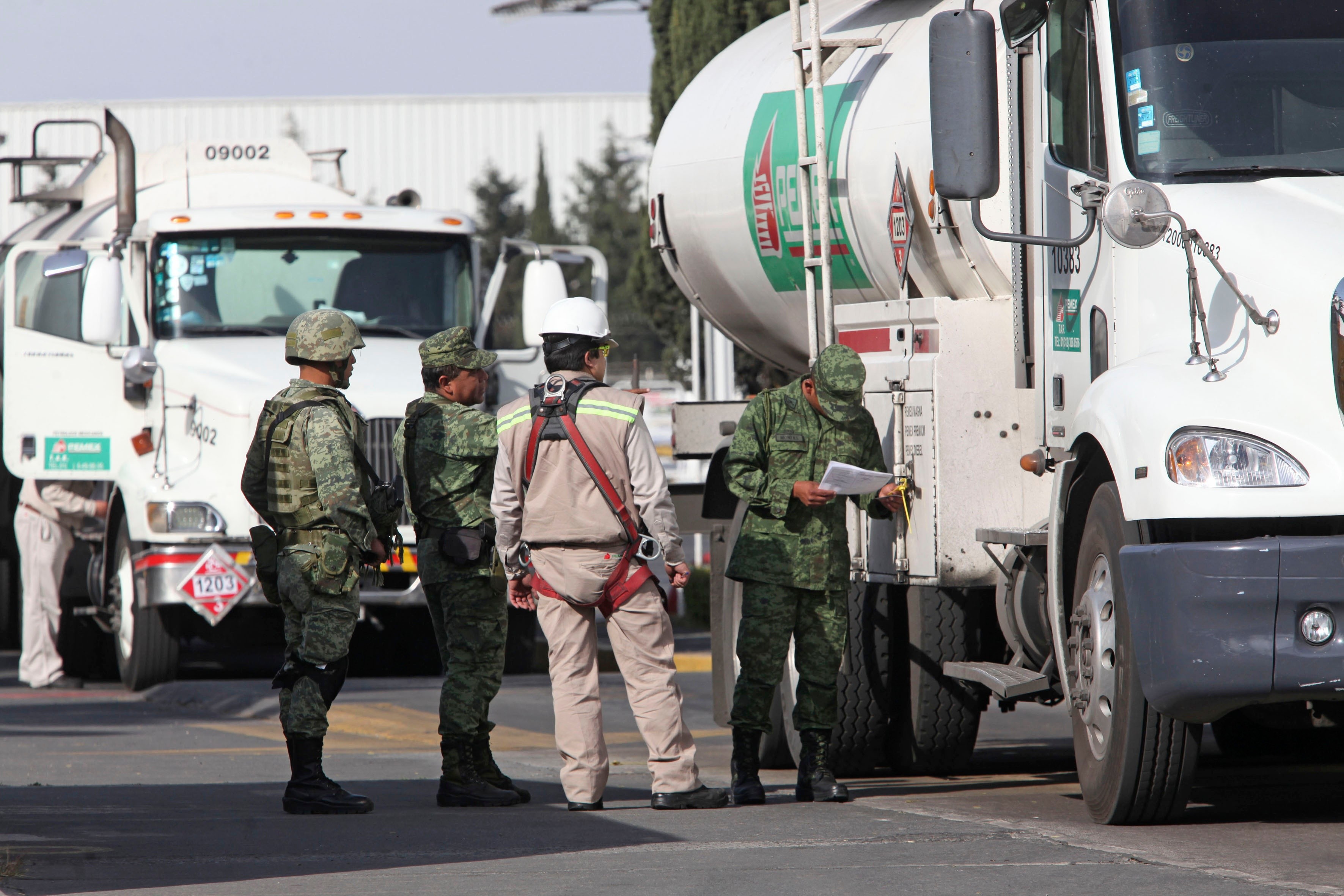 Ejército toma control total de la seguridad en instalaciones de Pemex ...