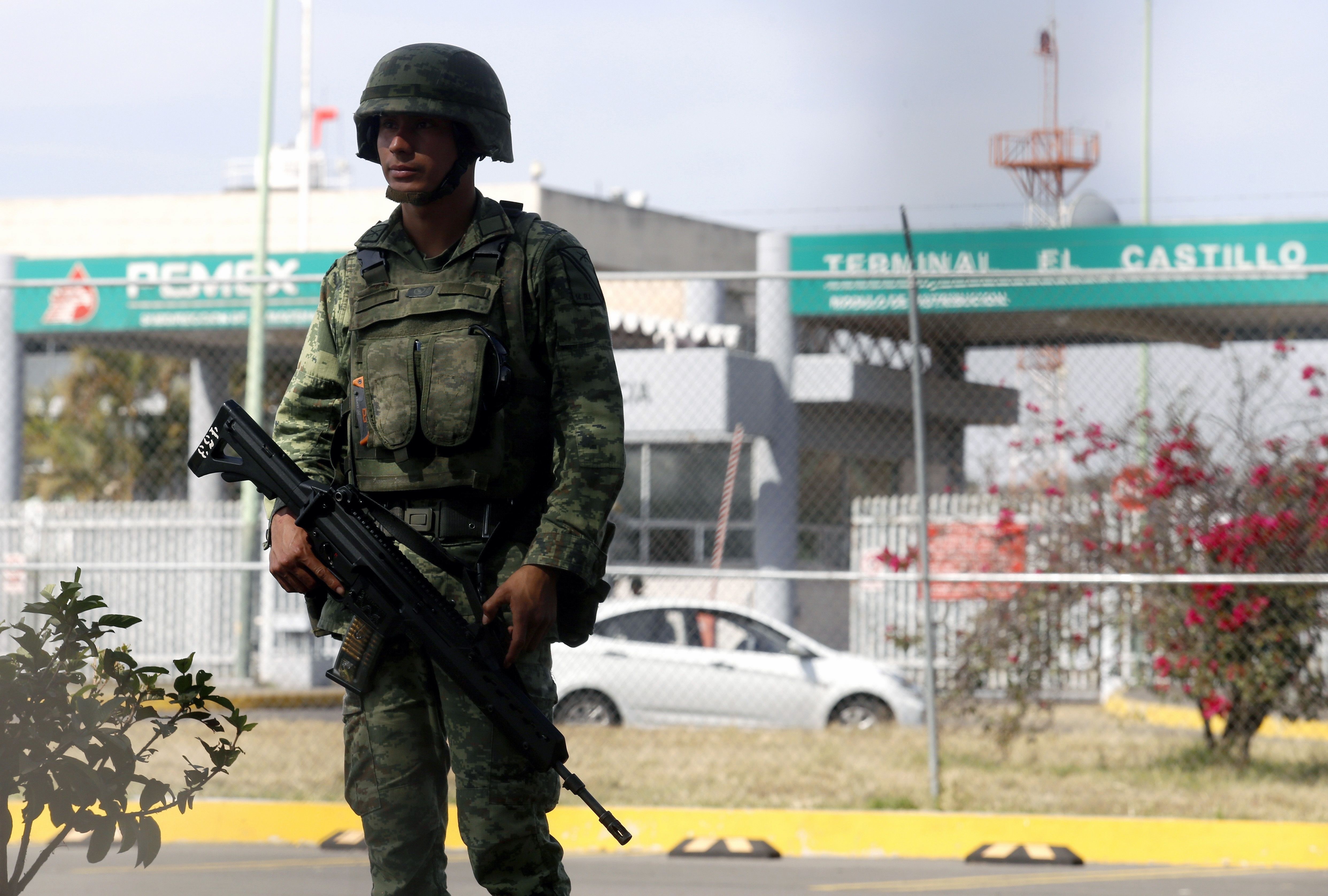 Ejército toma control total de la seguridad en instalaciones de Pemex ...