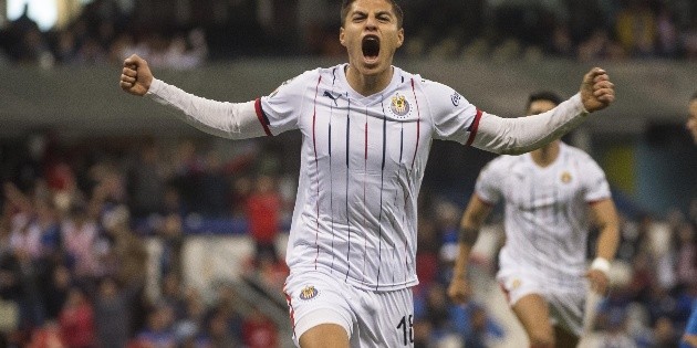 Ronaldo Cisneros, en pie de lucha por ser titular con Chivas | El ...