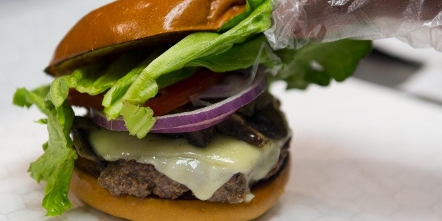 Carne para hamburguesa de res, con cerdo, soya y pellejo: Profeco | El ...
