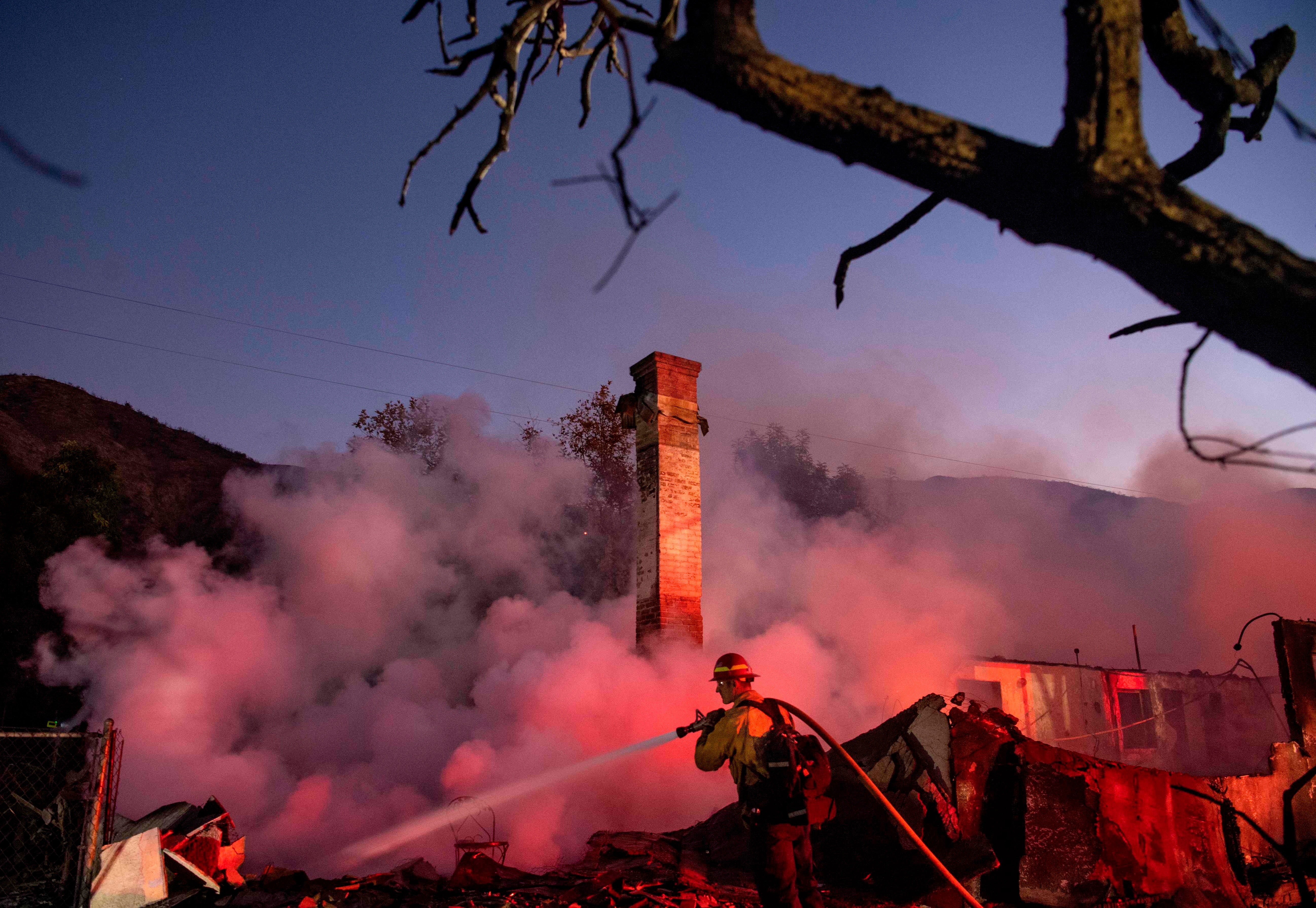Fuertes vientos desatan nuevos incendios en California | El Informador