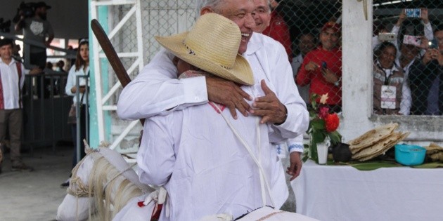 A pesar de coronavirus, AMLO reparte besos y abrazos en Macuspana | El ...