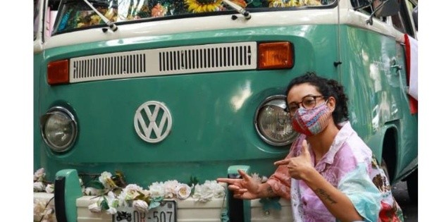 Flor Amargo, entre aplausos y memes por concierto sobre una combi | El ...