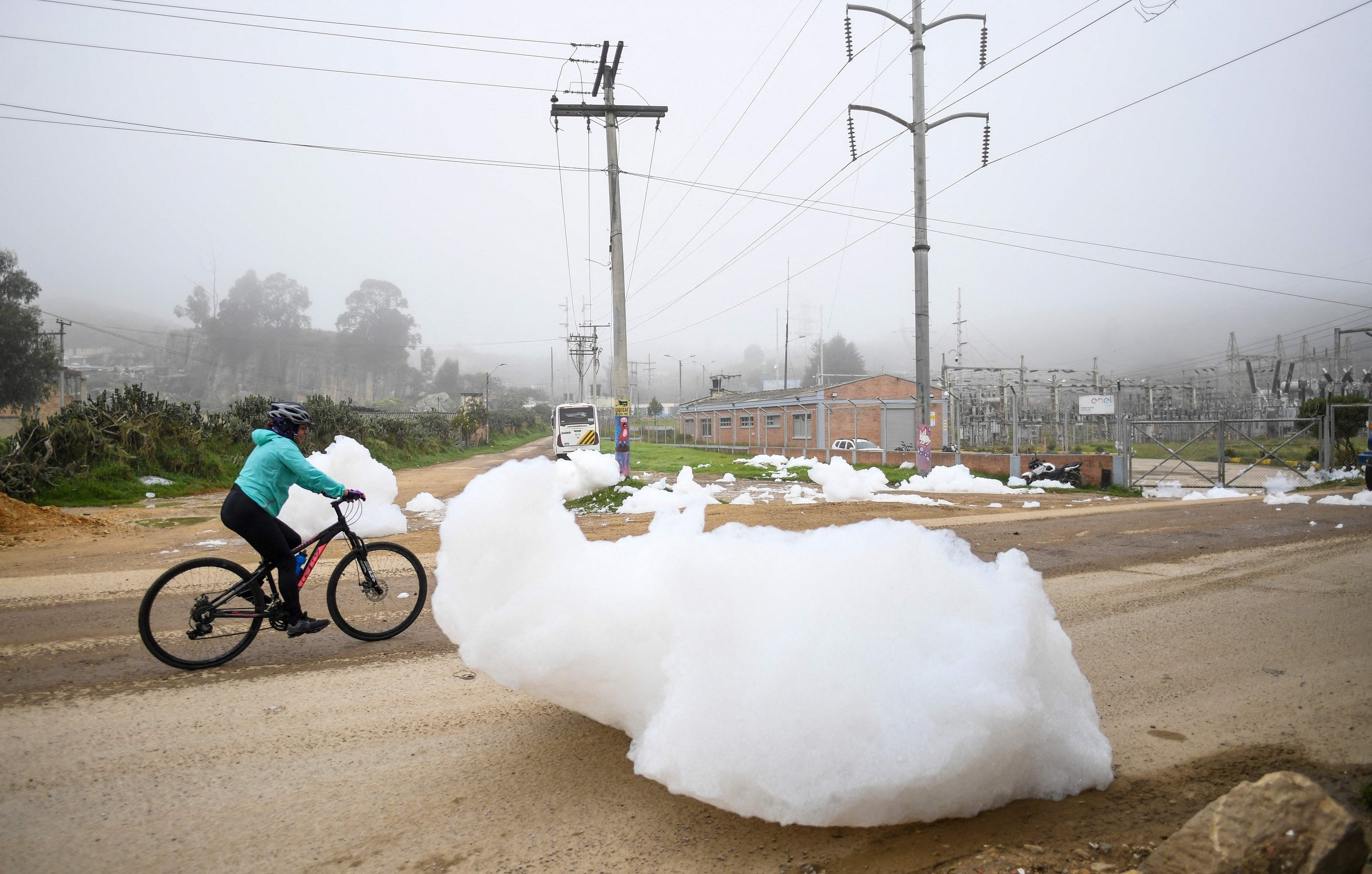 Colombia: Espuma de río contaminado "vuela" por el barrio de Mosquera ...