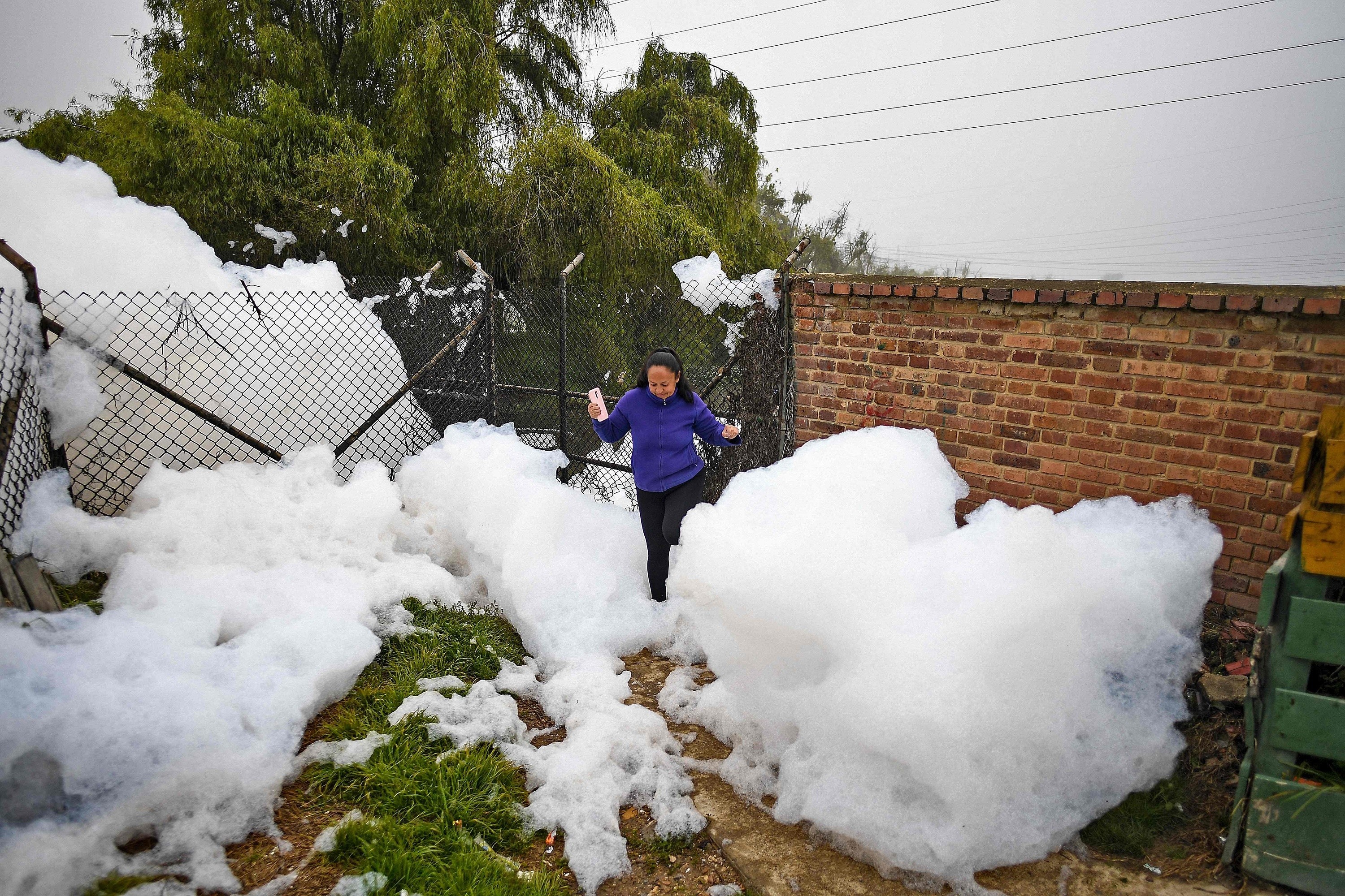Colombia: Espuma de río contaminado "vuela" por el barrio de Mosquera ...