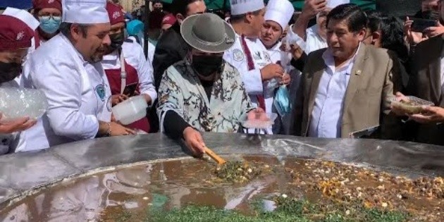La Paz exhibe un gigante plato de chairo, su sopa emblemática | El ...