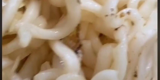 Viral: Jóvenes encuentran gusanos en sopa instantánea y lo comparten ...