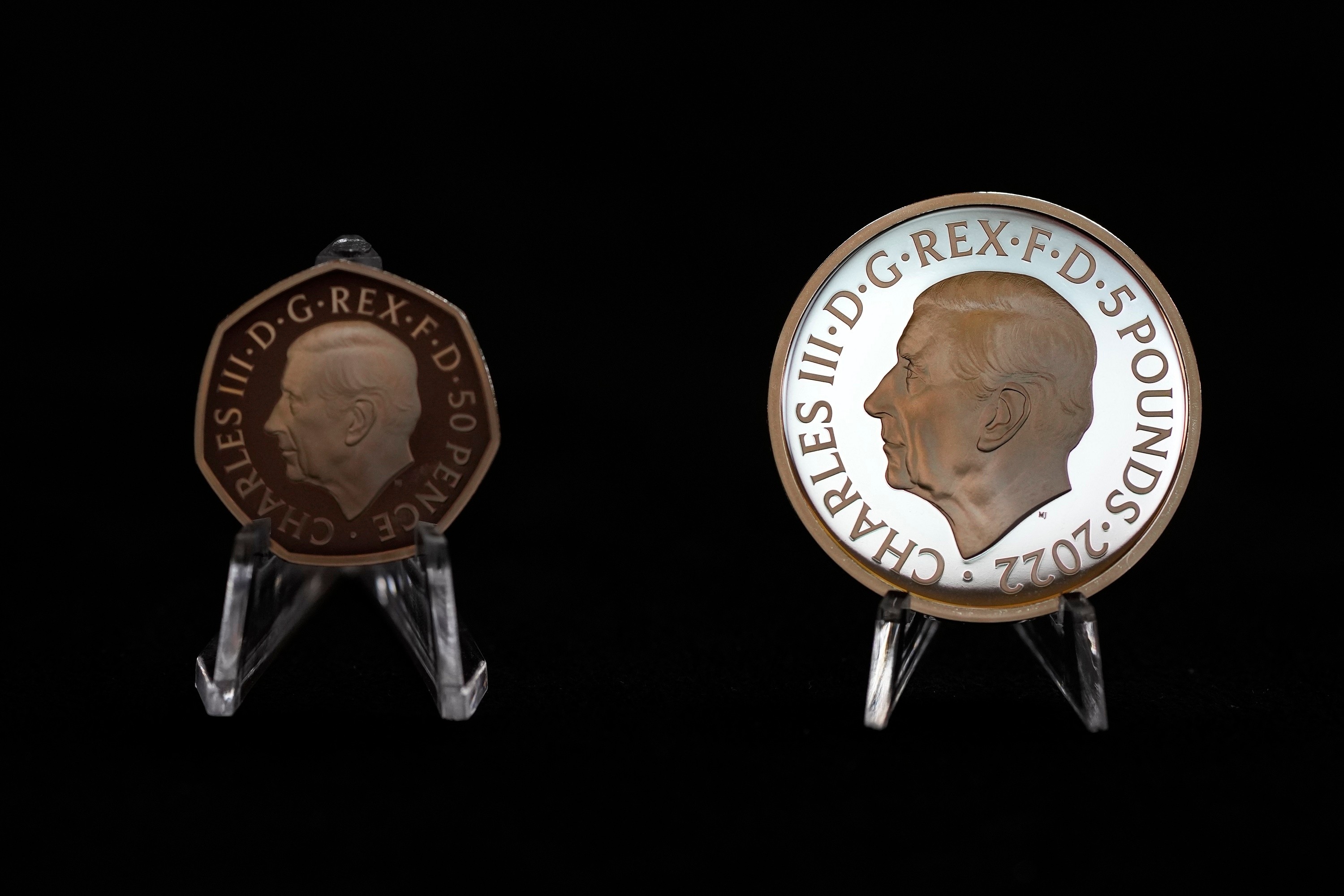 Carlos III: Presentan las primeras monedas con la imagen del rey, ¡conócelas! (FOTOS) | El ...