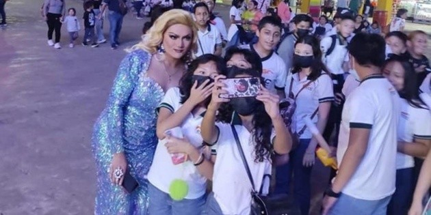 Viral: Niños confunden a Drag Queen con Elsa de Frozen y genera risas ...