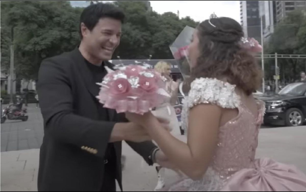 Chayanne en CDMX: Sorprende a quinceañera durante sesión de fotos en el ...