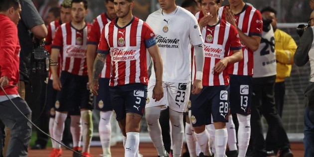 Chivas: Jugadores del Rebaño regalaron playeras tras vencer a Pumas ...