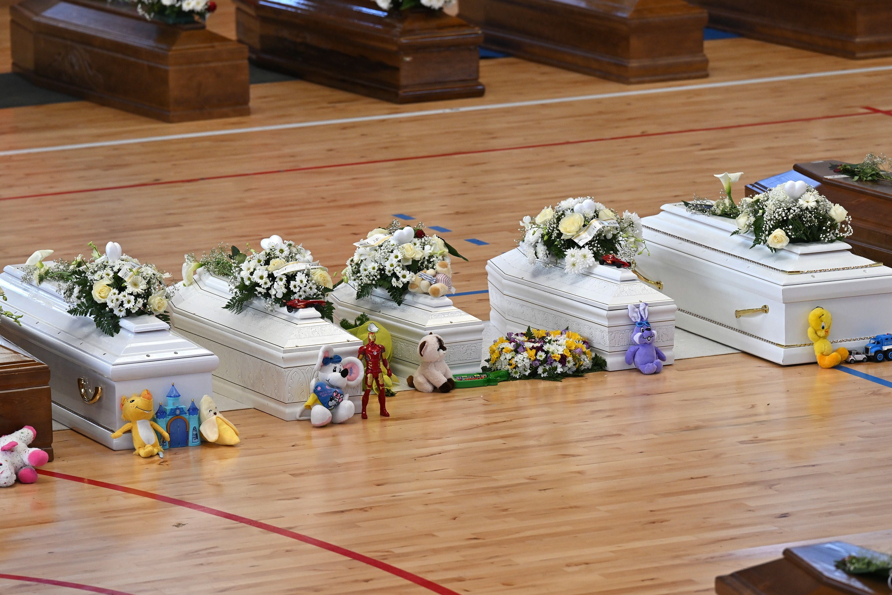 Italia: Ataúdes blancos para los niños muertos en naufragio frente a la ...