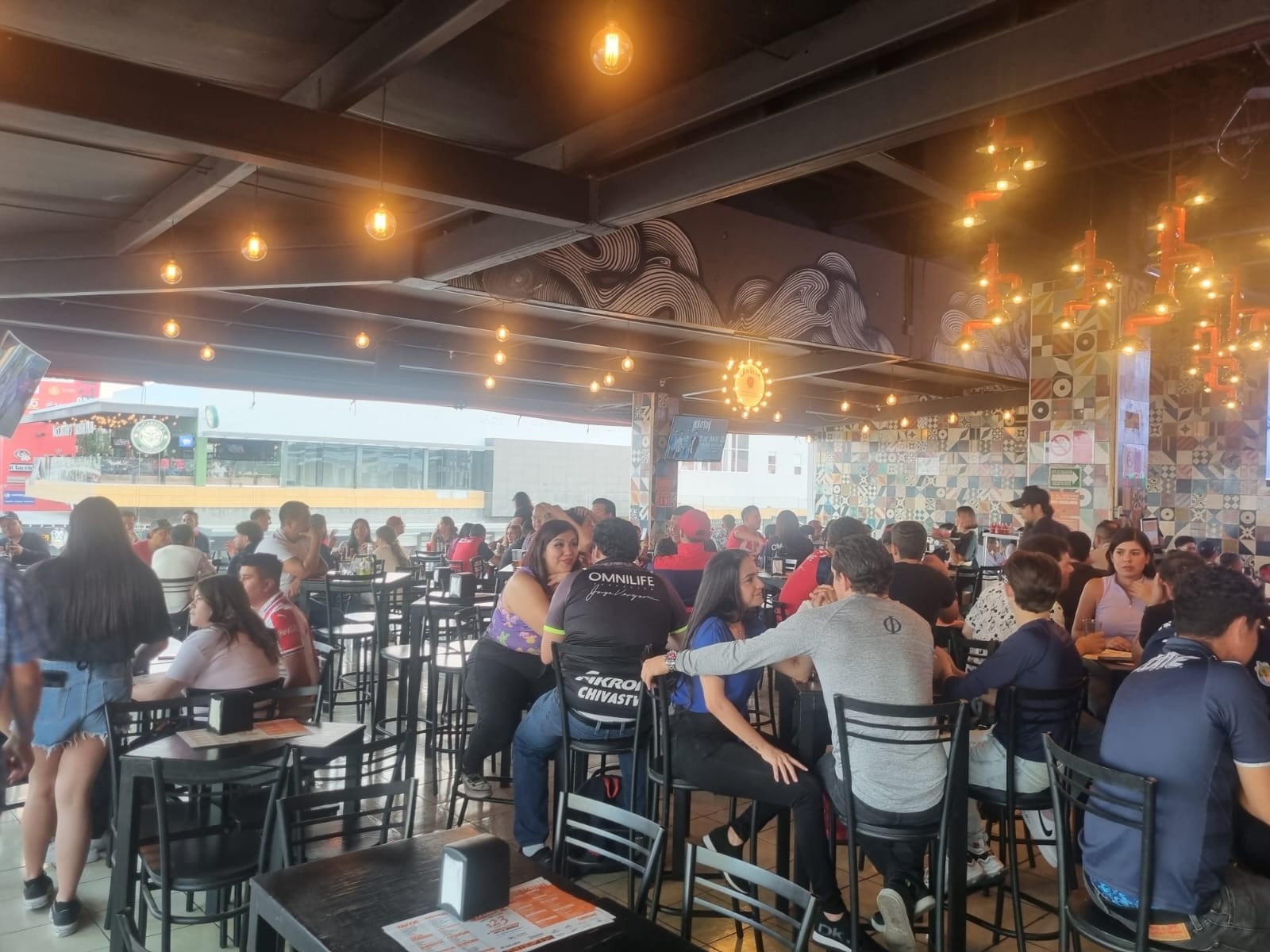 Chivas vs Tigres: Tapatíos abarrotan restaurantes y bares para la final ...