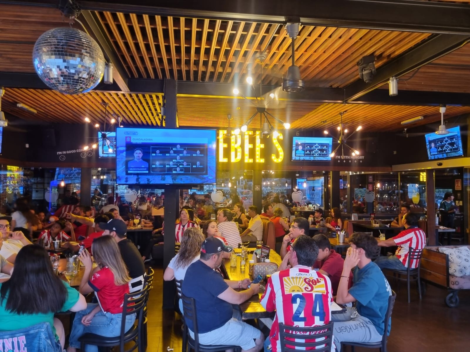 Chivas vs Tigres: Tapatíos abarrotan restaurantes y bares para la final ...