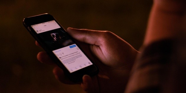Esto es lo que pasa si usas el celular con las luces apagadas | El ...