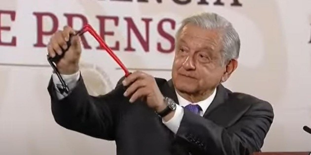 AMLO muestra resortera y balines que usaron normalistas en portazo a PN ...