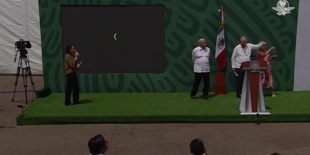 López Obrador observa el eclipse con lentes certificados | El Informador