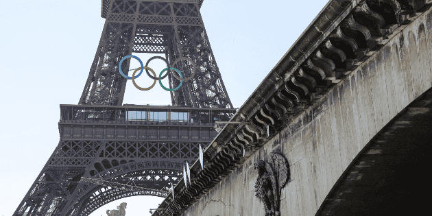 París 2024: Los anillos olímpicos ya lucen en la Torre Eiffel a semanas de los Juegos | El ...