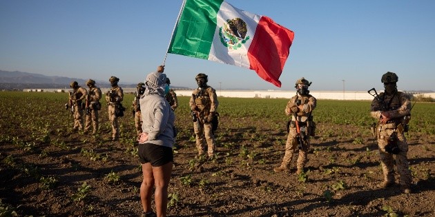 Migrantes: Por redada en campo agrícola, manifestantes chocan con ...
