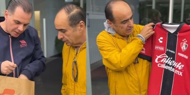 Cristian Martinoli regala a David Medrano el jersey del Atlas (VIDEO ...