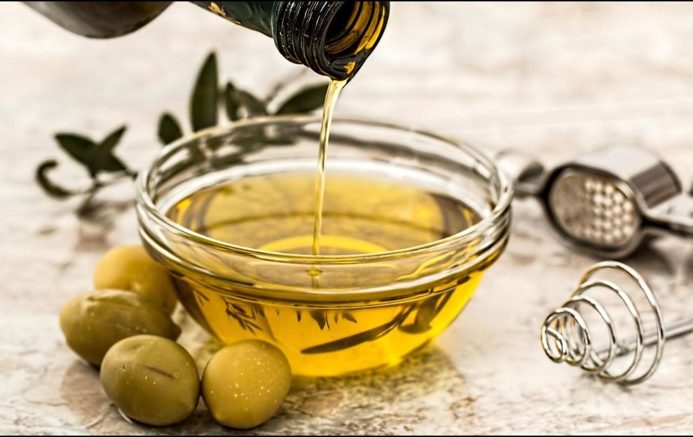 Así puedes guardar el aceite de oliva para se mantenga fresco y lleno ...