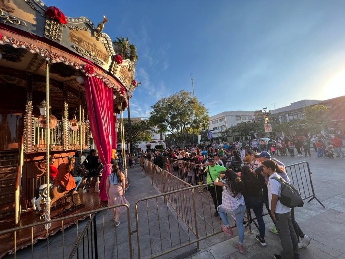 GDLuz 2023: Sorprende a chicos y grandes el carrusel tapatío | El ...