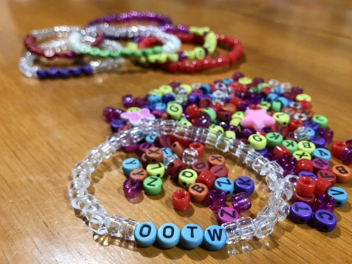 Taylor Swift: ¿Qué son los "Friendship Bracelets", que los swifties intercambian? | El Informador