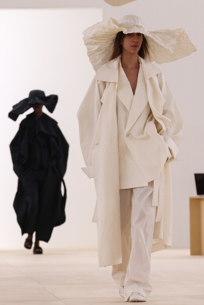 París Fashion Week: Maximalismo y transparencias, así fue la pasarela de Issey Miyake | El ...